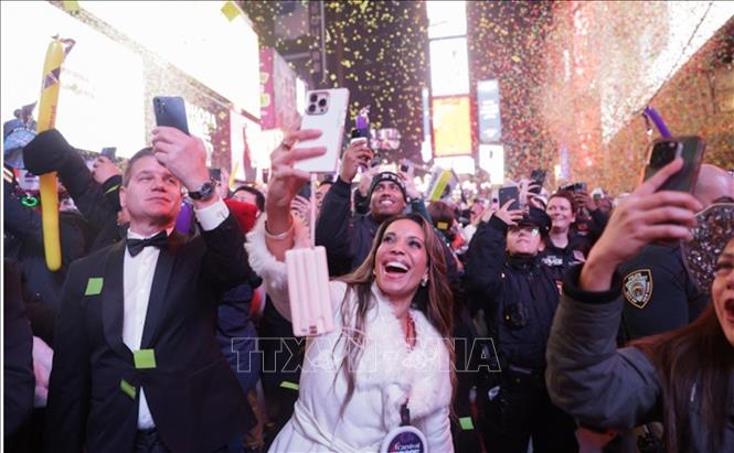 Quả cầu pha lê "bung lụa" đón Năm mới 2025 tại New York (Mỹ) - Ảnh thời ...