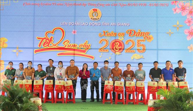 Mang Tết đến sớm tới công nhân, người lao động tỉnh An Giang có hoàn ...