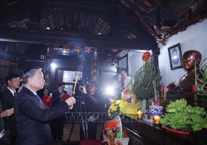 Tổng Bí thư Tô Lâm dâng hương tưởng niệm Tổng Bí thư Trường Chinh - Ảnh ...