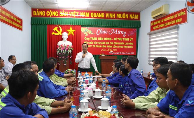 Bí thư Tỉnh ủy Vĩnh Long thăm, chúc Tết công nhân công trình công cộng ...