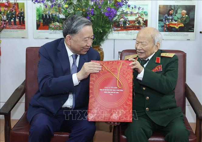 Tổng Bí thư Tô Lâm chúc Tết, tặng quà Thiếu tướng Huỳnh Đắc Hương - Ảnh thời sự trong nước - Nội ...