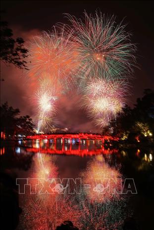 Hà Nội rực rỡ màn pháo hoa chào Xuân Ất Tỵ 2025 - Ảnh thời sự trong ...