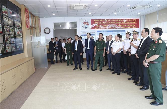 Lao PM visits Tan Cang-Cat Lai terminal - VNA Photos - Vietnam News ...