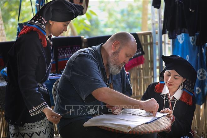 Northern province promotes Dao ethnic group’s brocade craft in ...