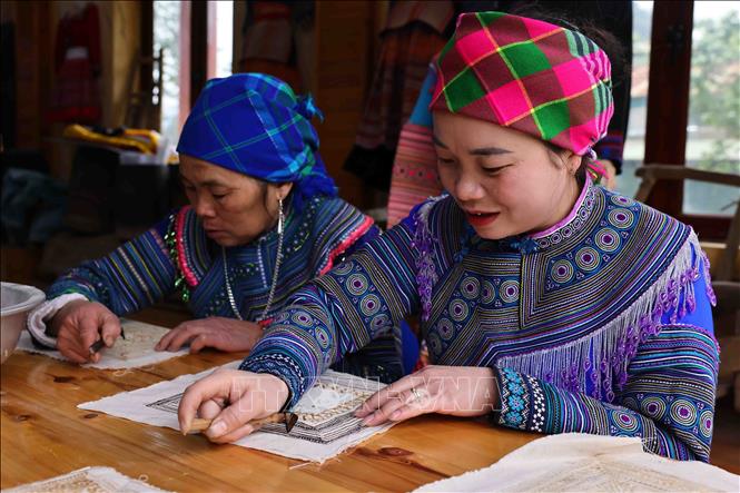 Nữ thanh niên dân tộc Mông lưu giữ, bảo tồn nghề vẽ sáp ong truyền thống - Ảnh thời sự trong ...