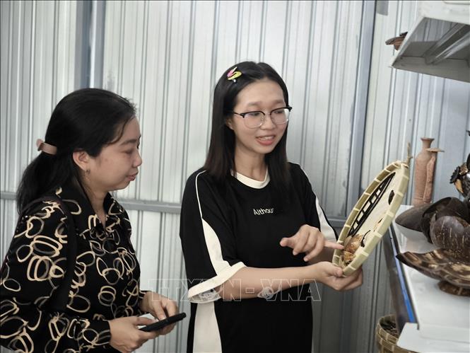 Nữ 9x khởi nghiệp thành công từ gáo dừa - Ảnh thời sự trong nước - Văn ...
