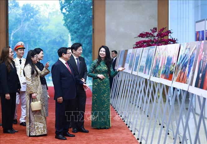 Thủ tướng Phạm Minh Chính và Thủ tướng Singapore tham quan trưng bày ...