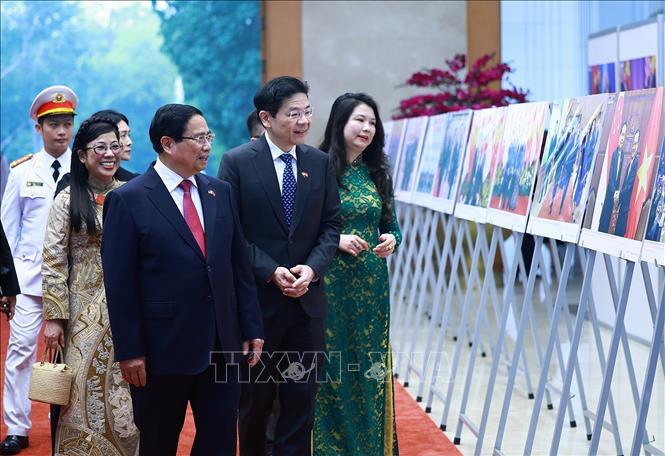 Thủ tướng Phạm Minh Chính và Thủ tướng Singapore tham quan trưng bày ...