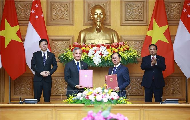 Thủ tướng Phạm Minh Chính và Thủ tướng Singapore chứng kiến lễ trao các ...