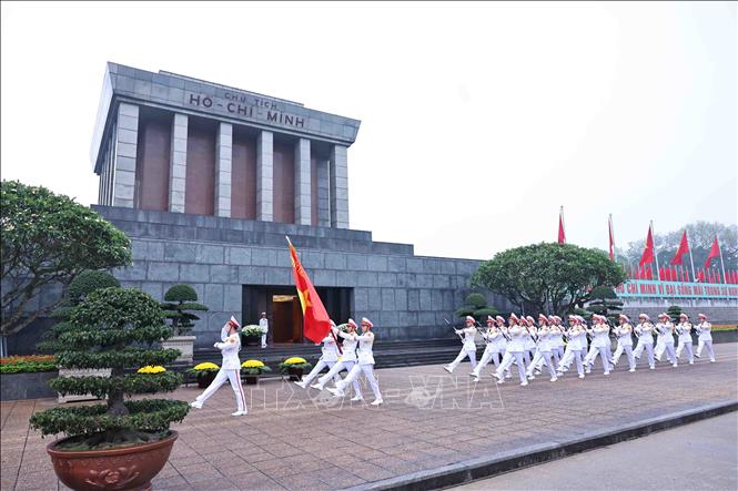 Lễ chào cờ đặc biệt chào mừng 50 năm thống nhất đất nước tại Quảng ...