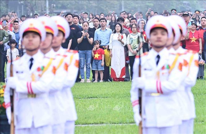 Lễ chào cờ đặc biệt chào mừng 50 năm thống nhất đất nước tại Quảng ...