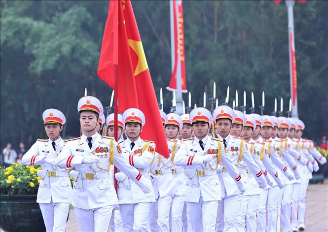 Lễ chào cờ đặc biệt chào mừng 50 năm thống nhất đất nước tại Quảng ...