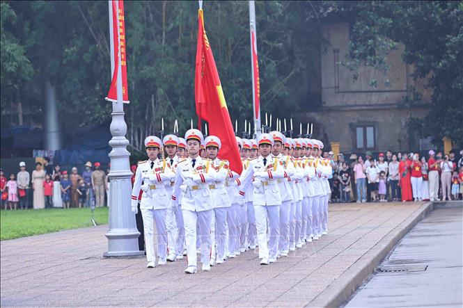 Lễ chào cờ đặc biệt chào mừng 50 năm thống nhất đất nước tại Quảng ...
