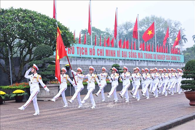 Lễ chào cờ đặc biệt chào mừng 50 năm thống nhất đất nước tại Quảng ...