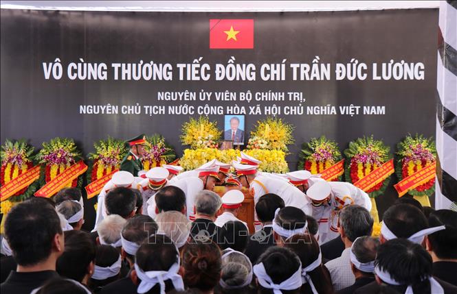 Lễ an táng Nguyên Chủ tịch nước Trần Đức Lương tại Quảng Ngãi - Ảnh ...