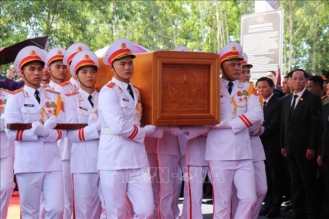 Lễ an táng Nguyên Chủ tịch nước Trần Đức Lương tại Quảng Ngãi - Ảnh ...