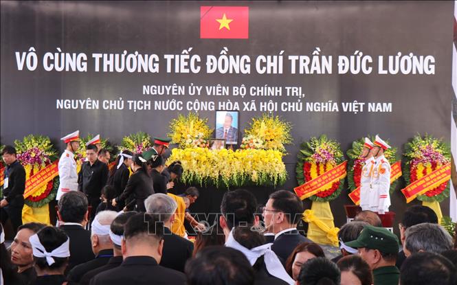 Lễ an táng Nguyên Chủ tịch nước Trần Đức Lương tại Quảng Ngãi - Ảnh ...