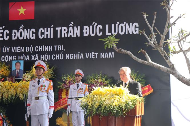 Lễ an táng Nguyên Chủ tịch nước Trần Đức Lương tại Quảng Ngãi - Ảnh ...