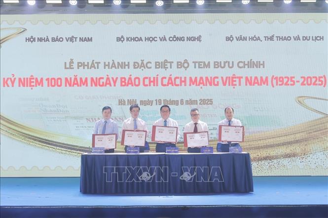 Phát hành đặc biệt bộ tem bưu chính “Kỷ niệm 100 năm Ngày Báo chí Cách ...