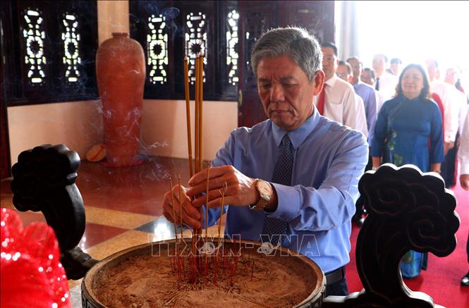 Lãnh đạo tỉnh Vĩnh Long dâng hương tại Đền thờ Bác Hồ và các khu tưởng niệm - Ảnh thời sự trong ...