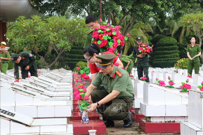 Tuổi trẻ Công an tỉnh An Giang với công tác Đền ơn đáp nghĩa - Ảnh thời ...