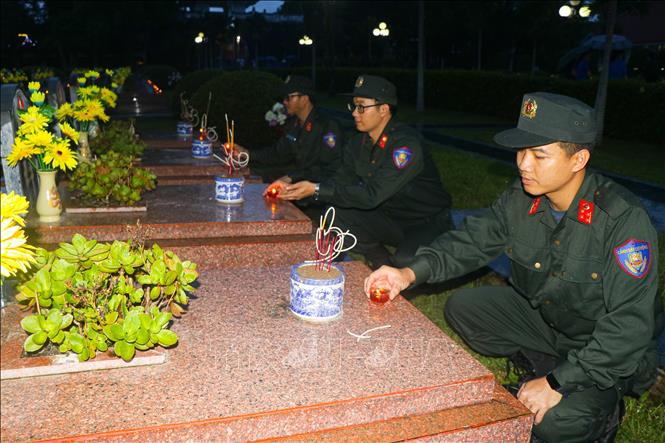 Thanh niên Điện Biên dâng hương và thắp nến tri ân các Anh hùng liệt sĩ ...