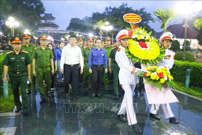 Thanh niên Điện Biên dâng hương và thắp nến tri ân các Anh hùng liệt sĩ ...