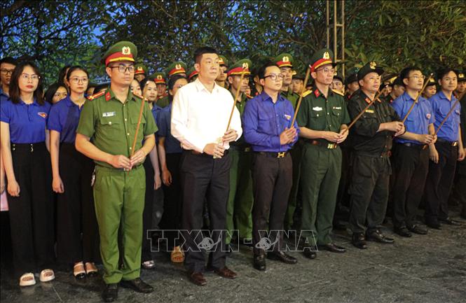 Thanh niên Điện Biên dâng hương và thắp nến tri ân các Anh hùng liệt sĩ ...