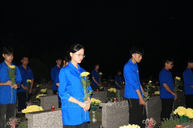 Thanh niên Lào Cai dâng hương và thắp nến tri ân các Anh hùng liệt sĩ ...