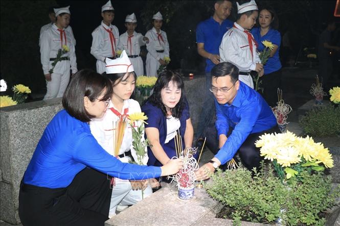 Thanh niên Lào Cai dâng hương và thắp nến tri ân các Anh hùng liệt sĩ ...