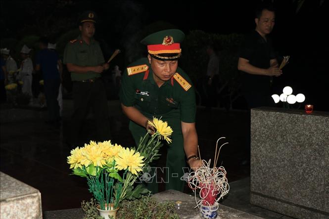 Thanh niên Lào Cai dâng hương và thắp nến tri ân các Anh hùng liệt sĩ ...