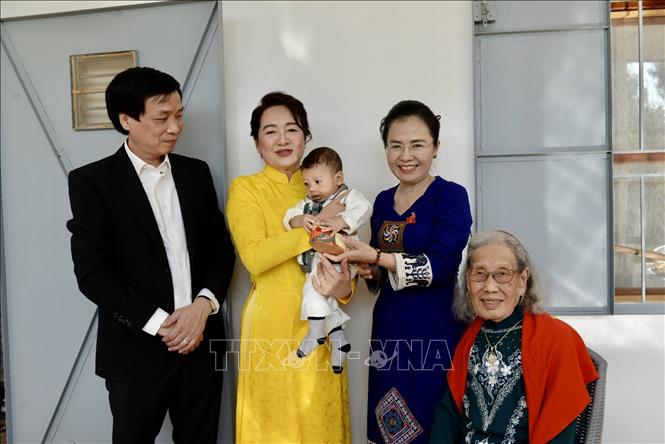 NA Chairman's spouse visits Vietnam village in Morocco - VNA Photos ...