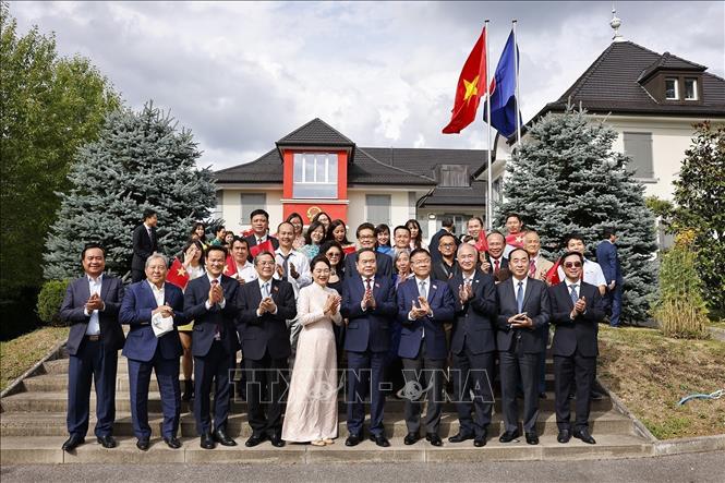 NA Chairman meets Vietnamese Community in Switzerland - VNA Photos ...