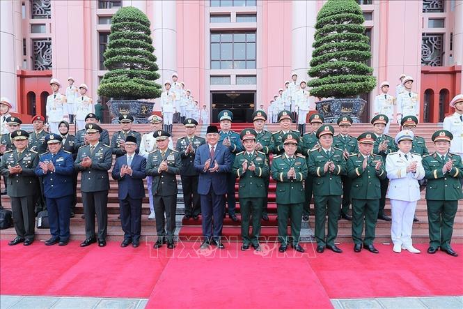 Vietnamese, Indonesian defence ministers hold talks in Hanoi - VNA ...