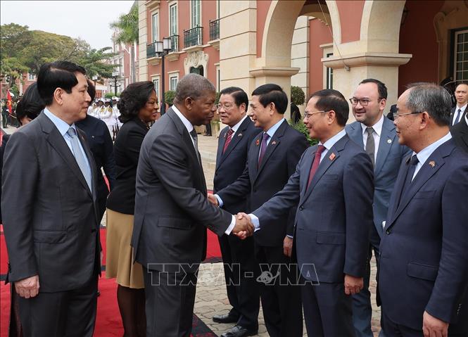 Angolan President hosts farewell ceremony for Vietnamese counterpart ...