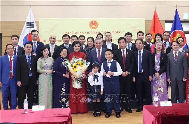 Party leader meets Vietnamese community in RoK - VNA Photos - Vietnam ...