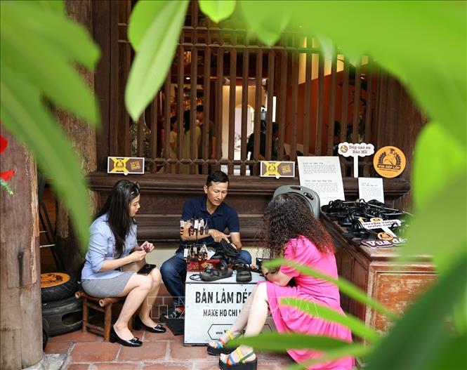 "Huyền thoại bước chân” và câu chuyện về đôi dép Bác Hồ - Ảnh thời sự ...