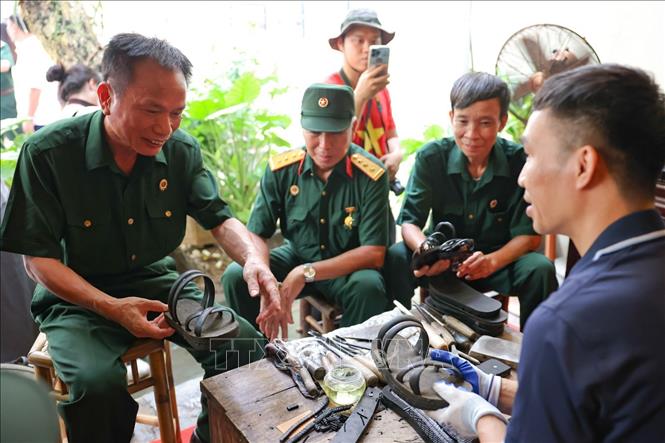 "Huyền thoại bước chân” và câu chuyện về đôi dép Bác Hồ - Ảnh thời sự ...