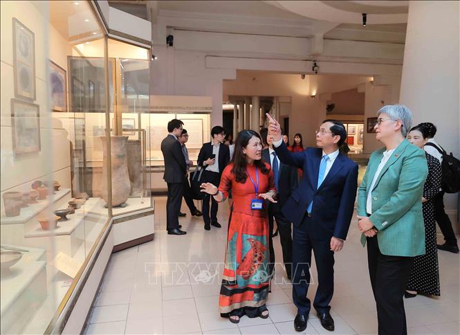 Bộ trưởng Ngoại giao Australia tham quan Bảo tàng Lịch sử quốc gia Việt ...
