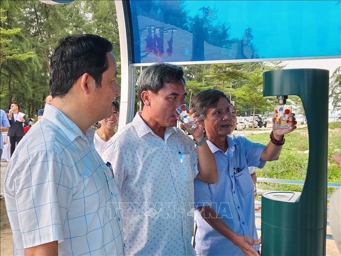 Huế ra mắt trạm nhà chờ và máy cấp nước uống miễn phí tại các bãi biển ...