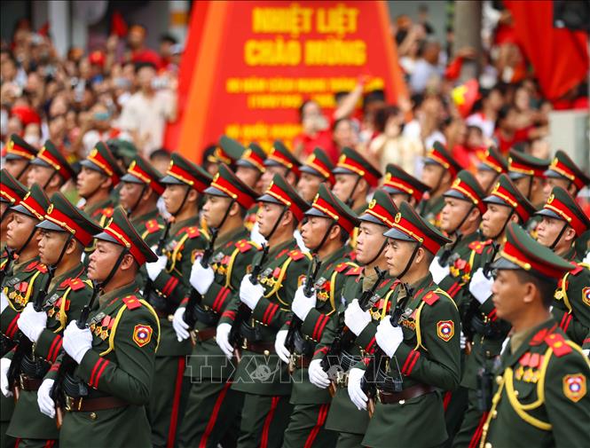 Người dân náo nức chào đón các khối diễu binh, diễu hành trong Lễ tổng ...