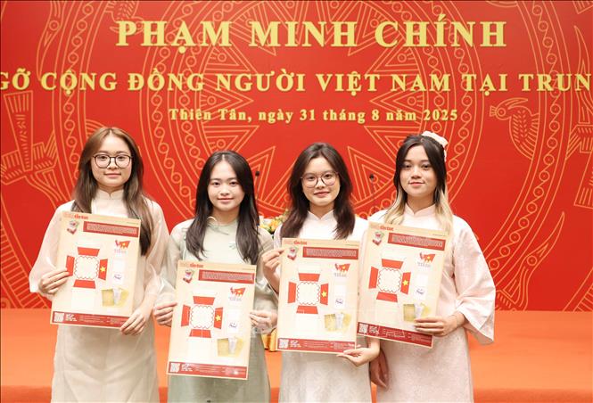 Lưu học sinh Việt Nam tại Trung Quốc hào hứng với mô hình 3D “Bác Hồ đọc Tuyên ngôn Độc lập” của ...