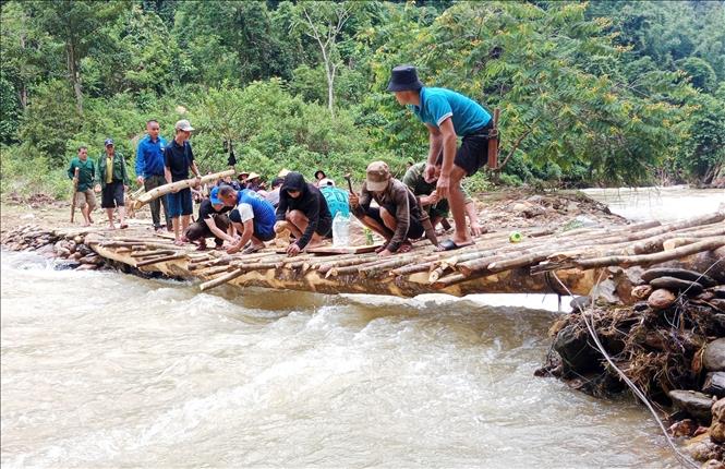 Nghệ An: Người dân bản Na Ngân chung tay làm cầu tạm qua suối - Ảnh thời sự trong nước - Văn hoá ...