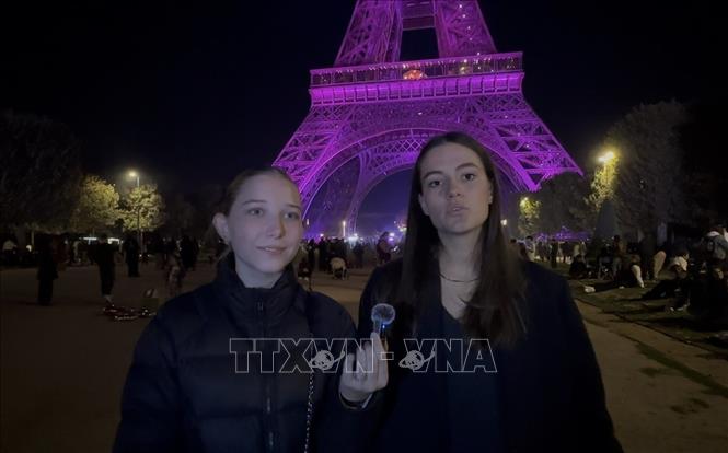 Tháp Eiffel rực sáng màu hồng nhằm nâng cao nhận thức về tháng hành ...