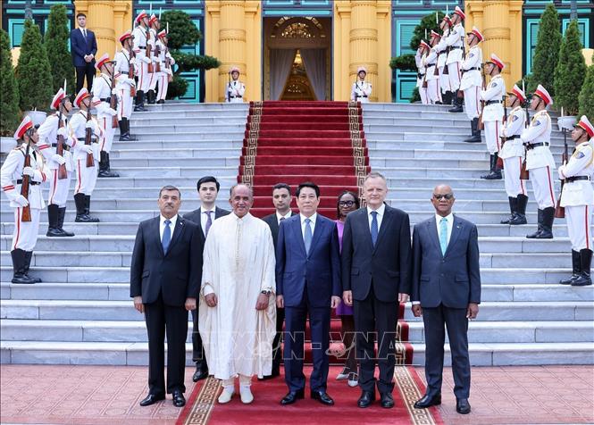 State leader welcomes newly-appointed foreign ambassadors to Vietnam ...