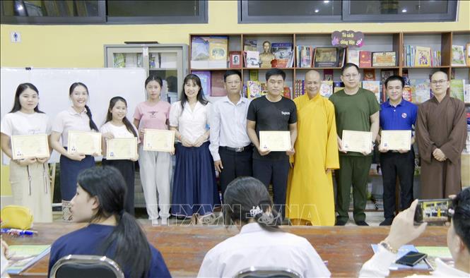 Tủ sách tiếng Việt tại chùa Phật Tích - nơi lan tỏa văn hóa và ngôn ngữ ...