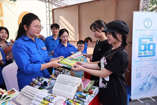 Trung tâm Tình nguyện Quốc gia thu gom sách để trao đến trẻ em vùng lũ ...