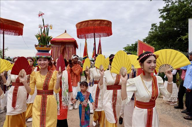 Kate Festival 2025 spreads vibrant colors, unity of Cham people - VNA ...