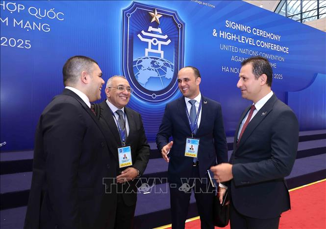 Welcoming heads of delegations to the Hanoi Convention Signing Ceremony ...