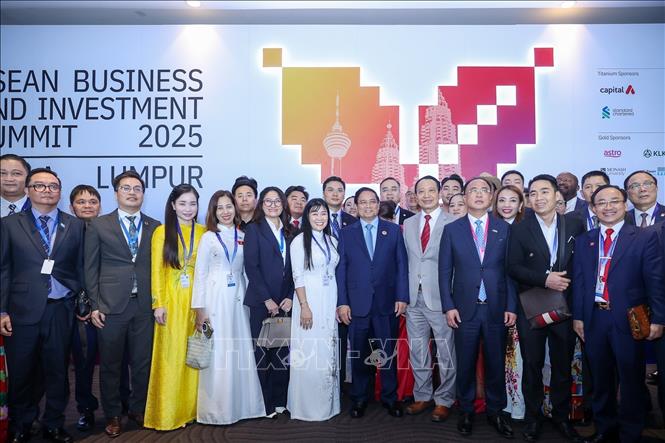 PM attends ABIS's dialogue on sidelines of 47th ASEAN Summit - VNA ...